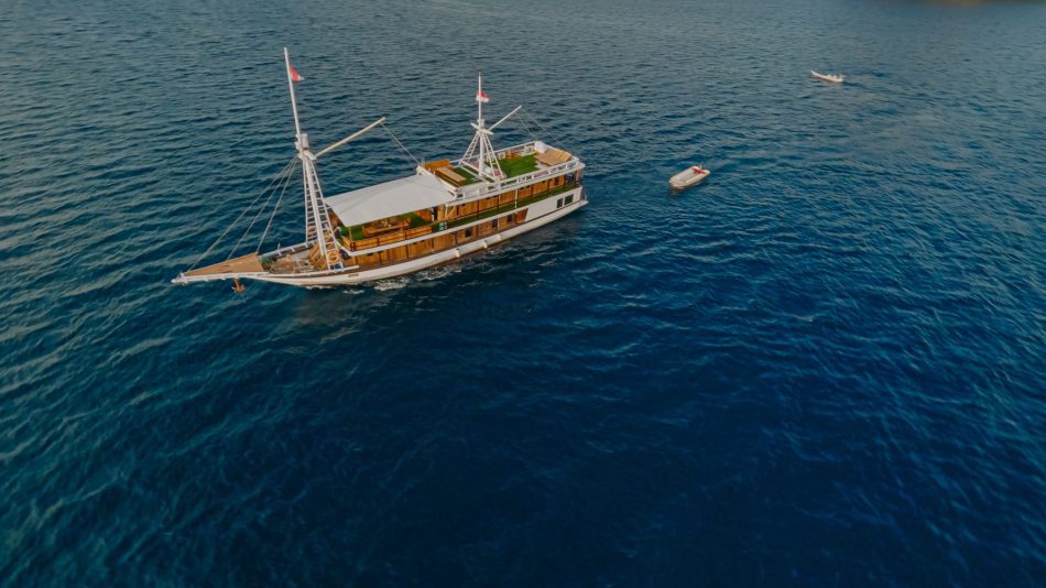 Hatira Hela Deluxe Boat Labuan Bajo